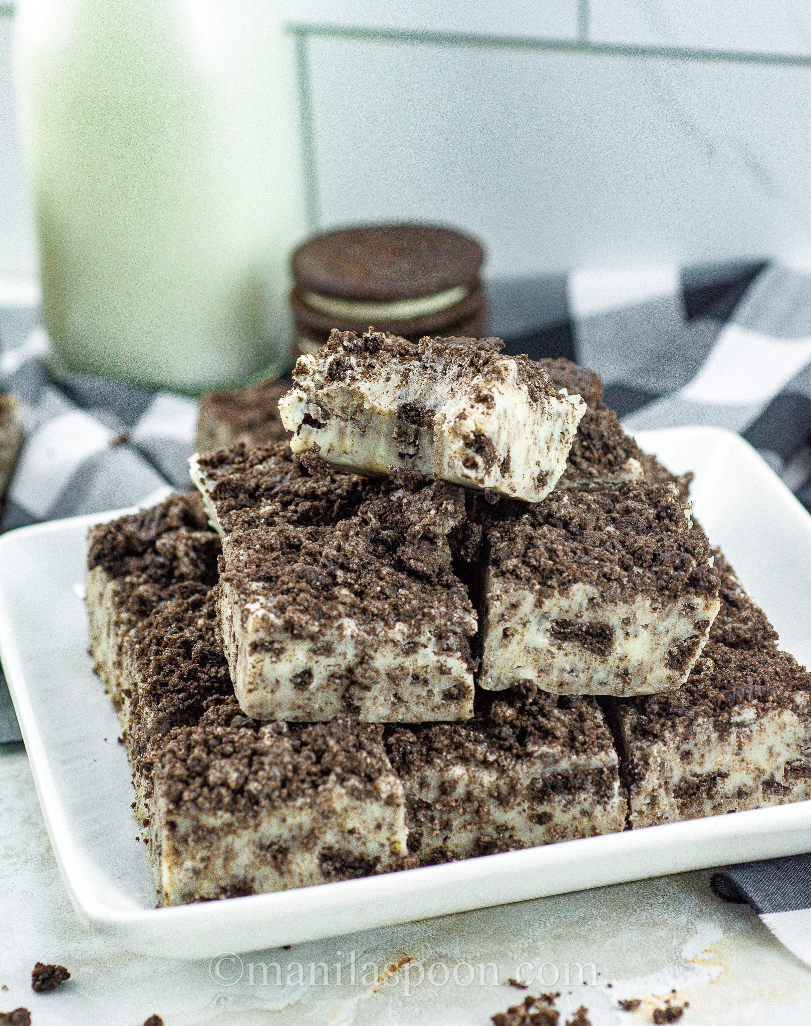 Easy Cookies and Cream Fudge - Manila Spoon