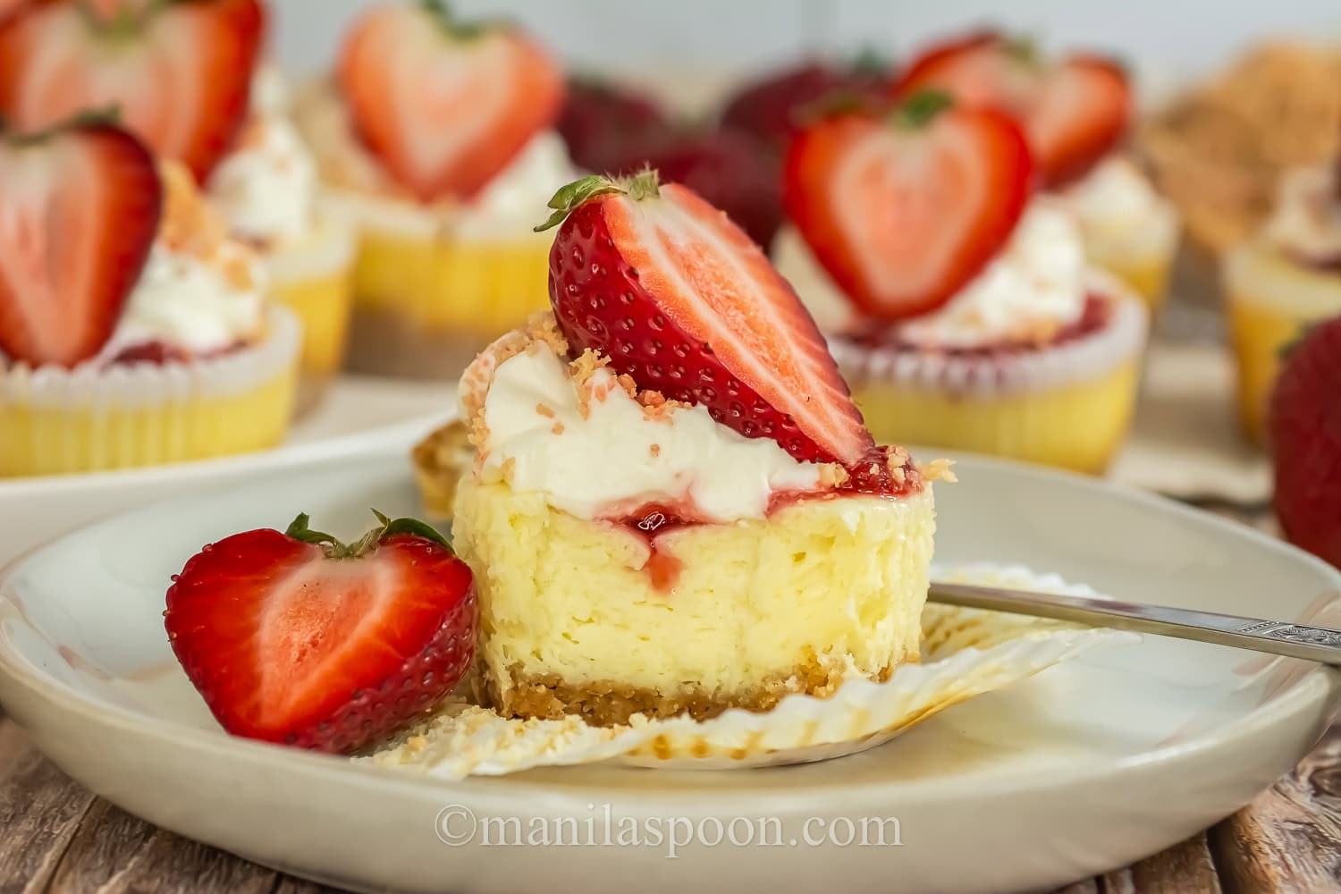 Mini Strawberry Crunch Cheesecakes - Manila Spoon