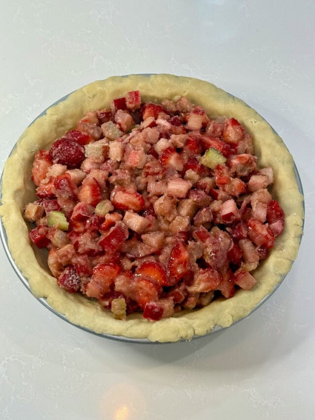 Easy Strawberry Rhubarb Pie - Manila Spoon
